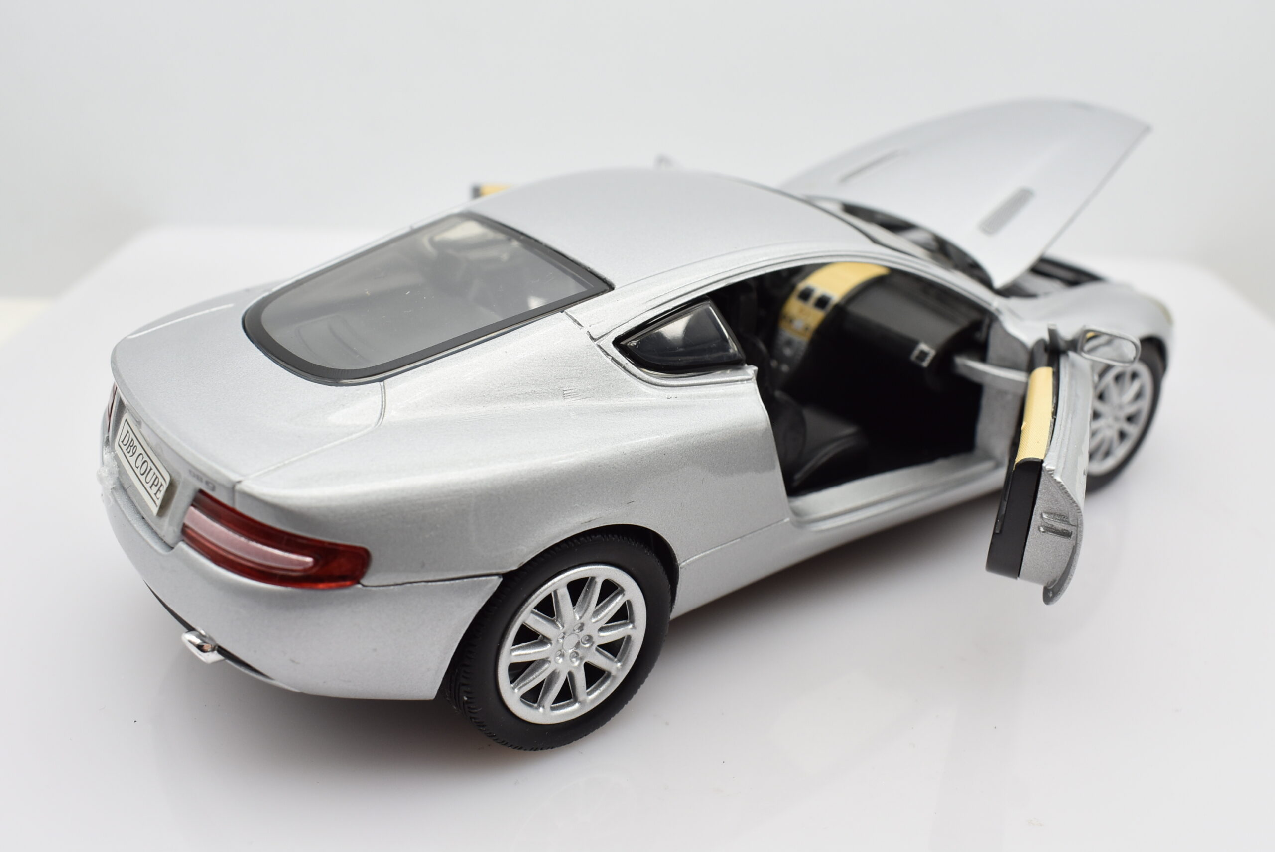 Modellino auto scala 1:24 Aston Martin DB6 modellismo statico da ...