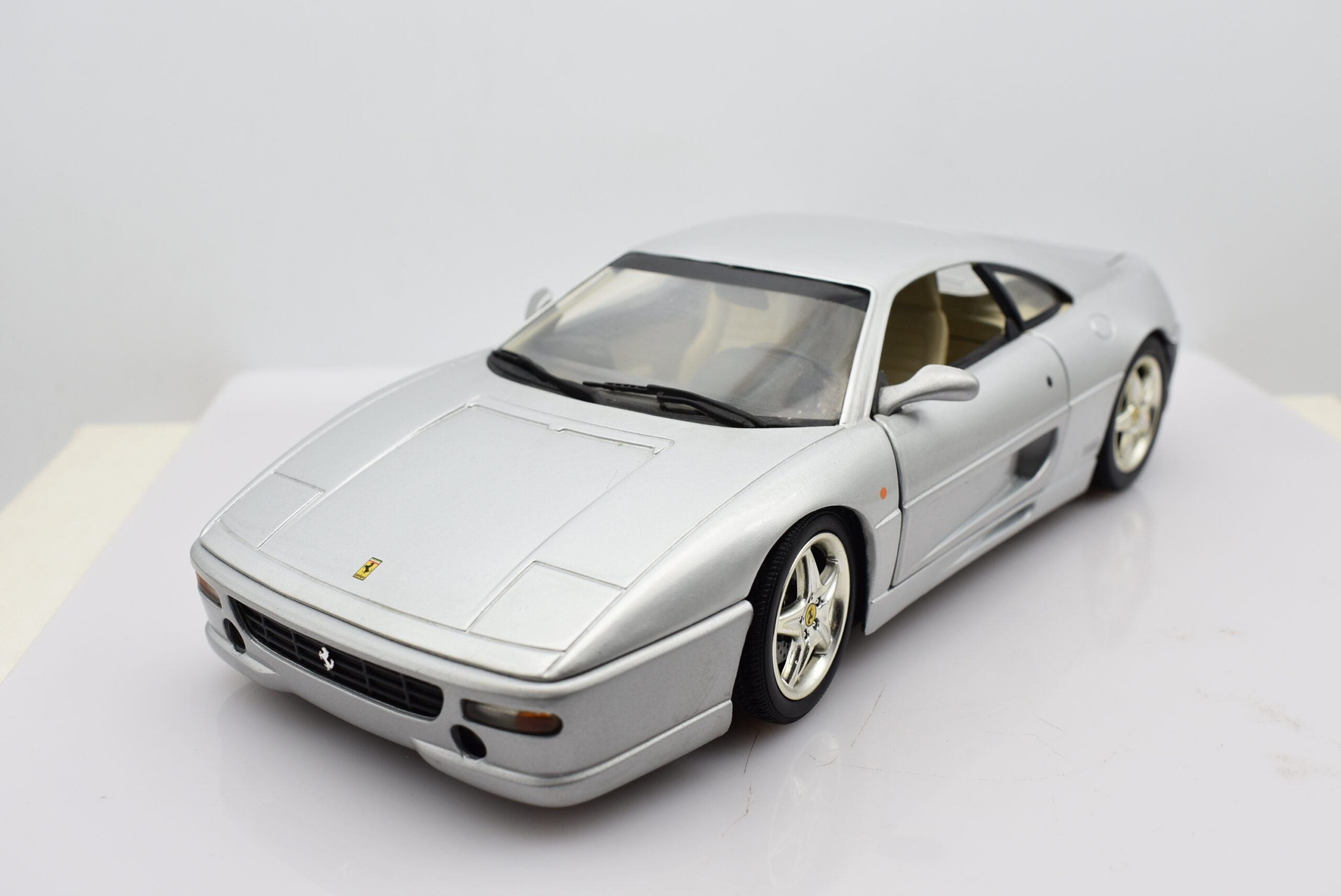 Modellino auto scala 1:18 Ferrari F355 Hot Wheels diecast modellismo ...