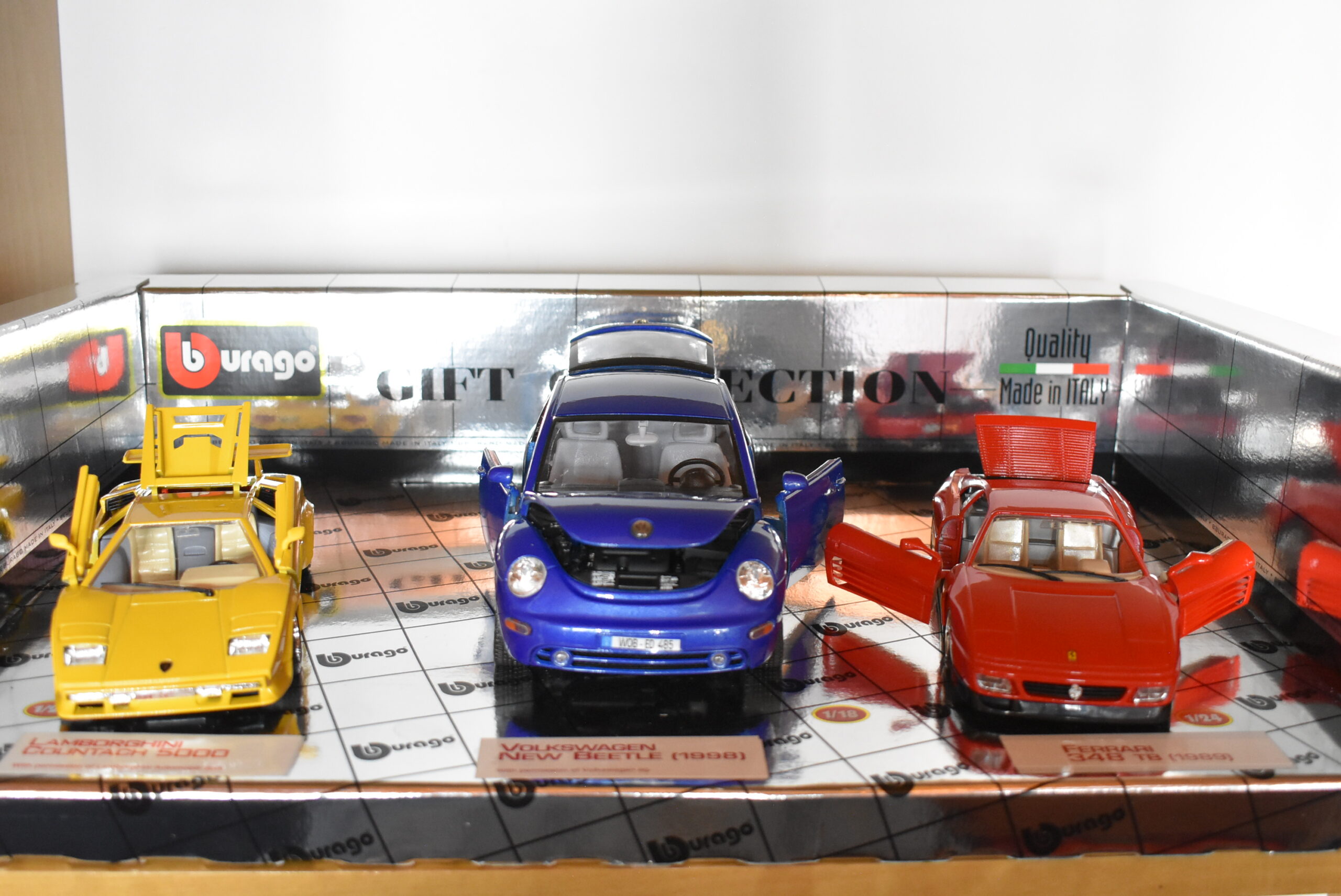 Set 3 Modellini auto scala 1:24 1:18 Lamborghini Volkswagen e Ferrari ...