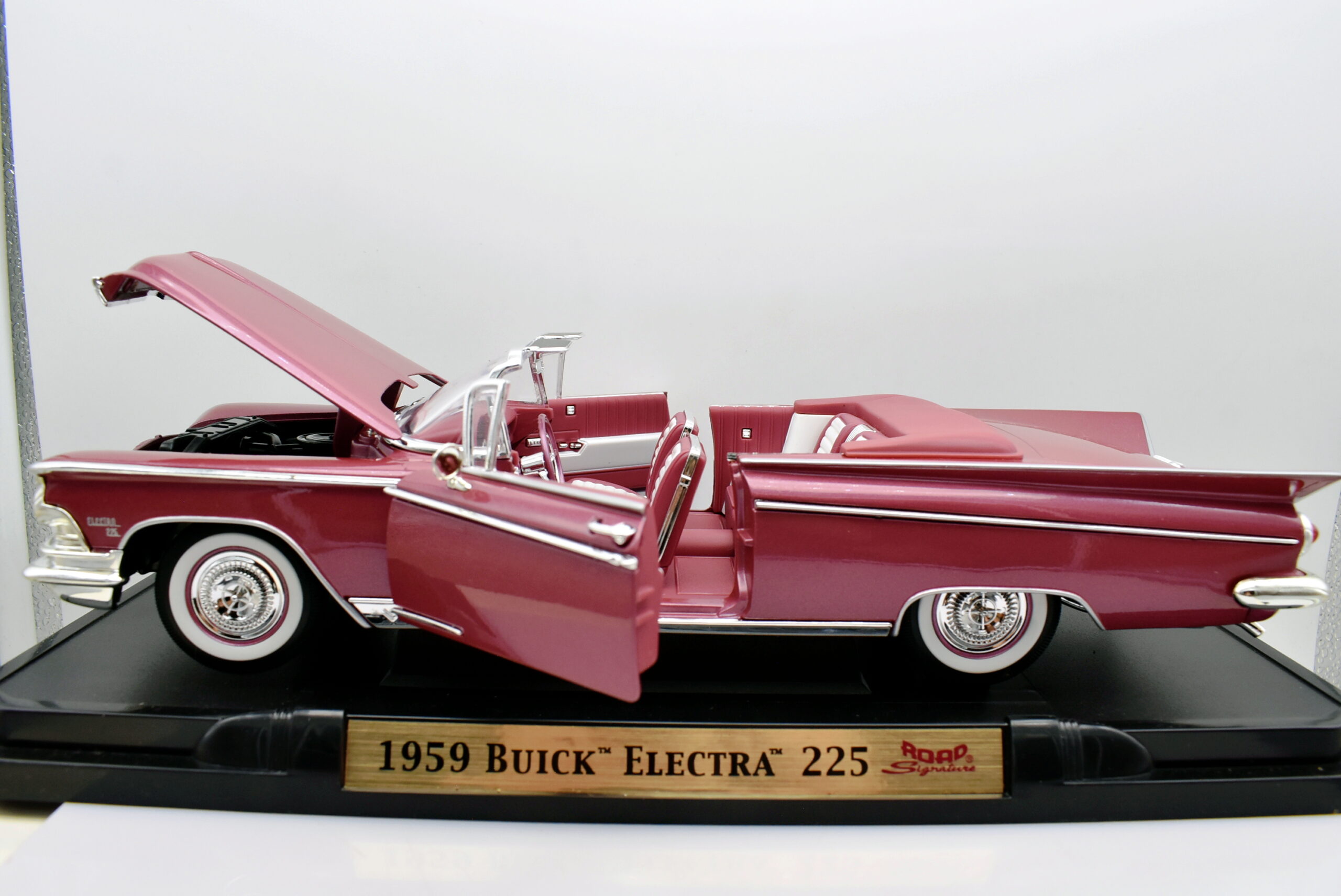 Modellino auto scala 1:18 Buick electra 225 Road signature diecast ...
