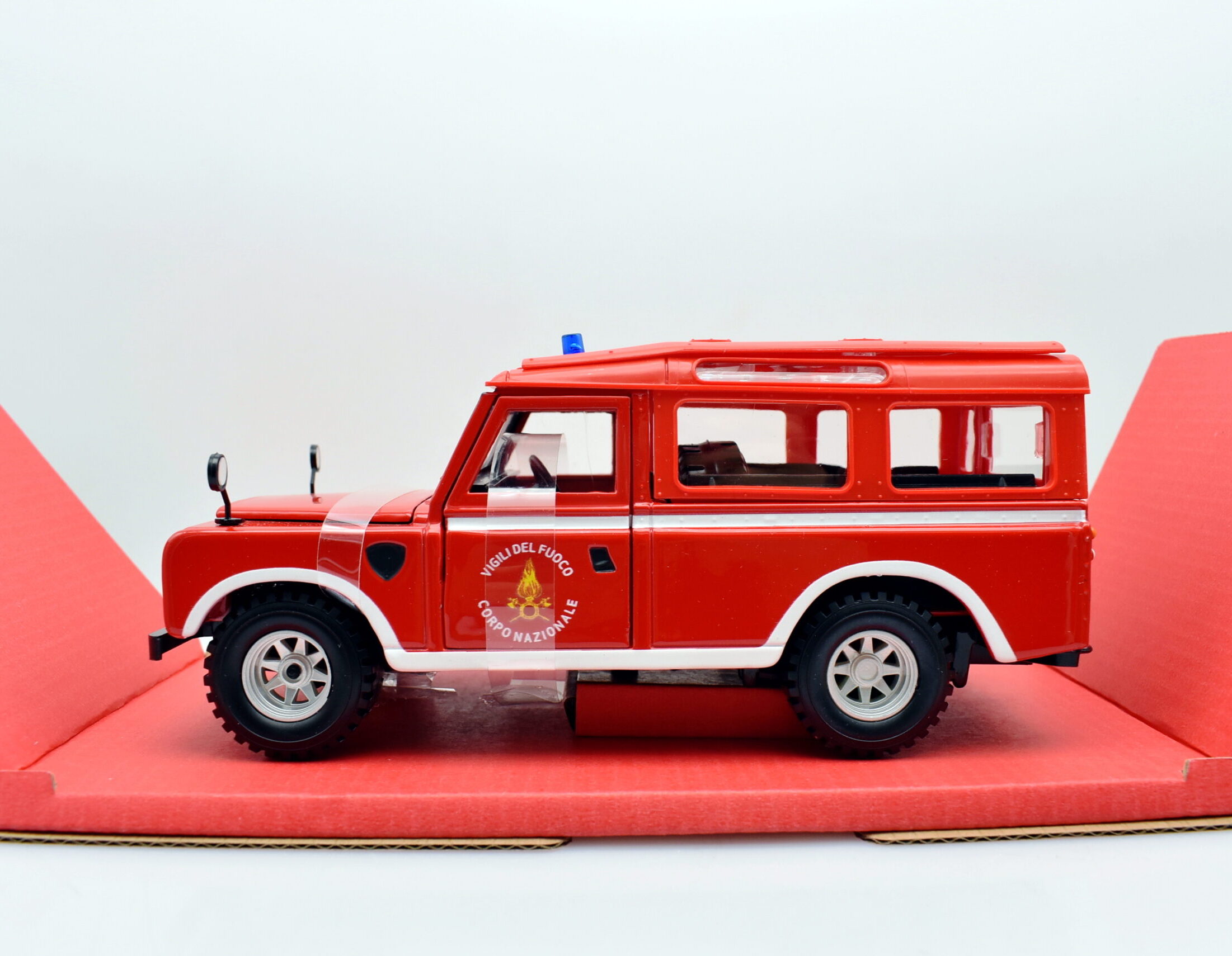 Modellino auto pompieri vigili del fuoco scala 1:24 Land rover series II Burago diecast ...